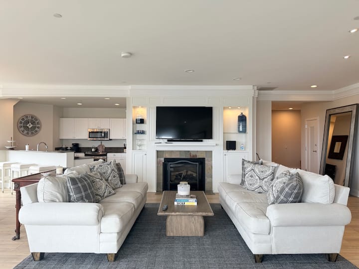 Marina View 354: Luxurious 4br Bay Harbor Condo - Petoskey, MI