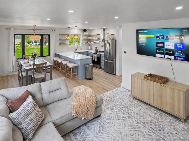Holland Home | 98" Theater, Hot Tub & Arcade - Holland Tulip Time Festival