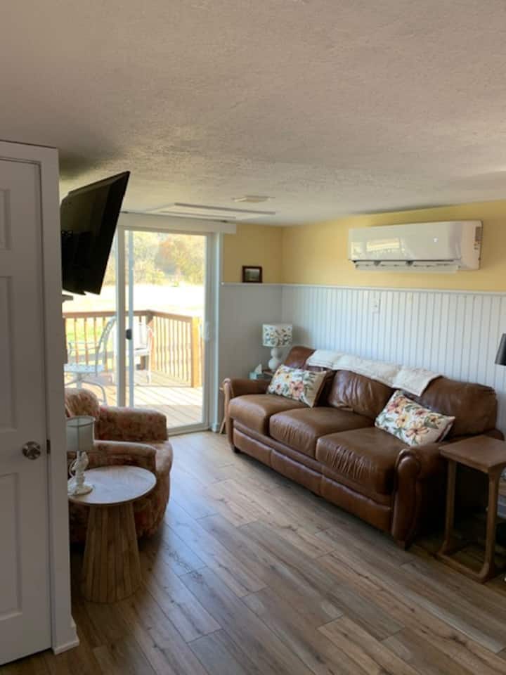200 Acre River Mountain Springhouse Cottage - Strasburg, VA