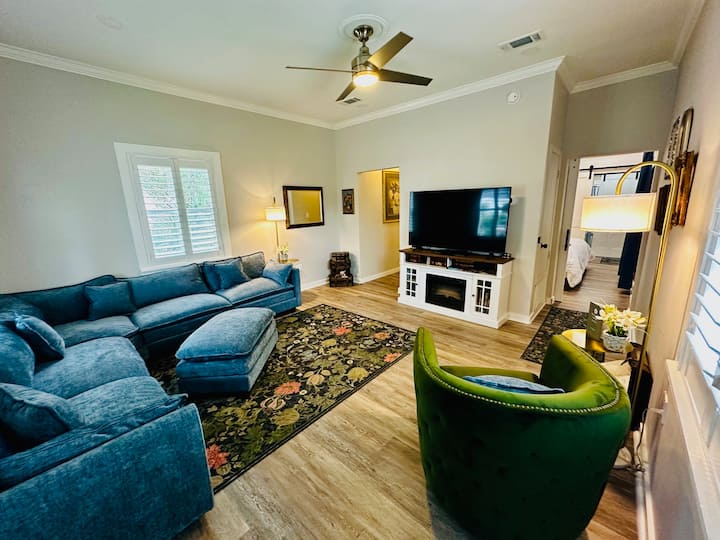 Quaint Oasis W/ A Putting Green & Outdoor Shower! - Pensacola, FL
