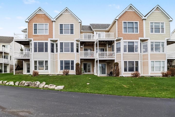 Modern, Clean Harbor Village Condo At Lk Mi - Orchard Beach State Park, MI