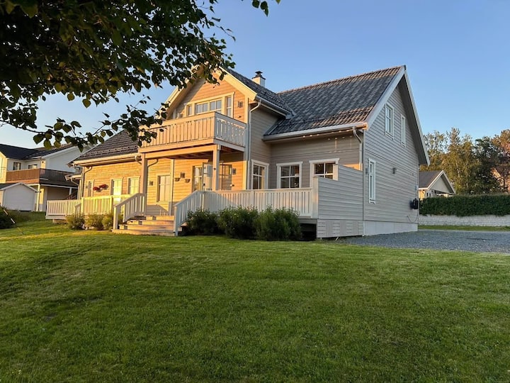 Moderne Familiehus Med Stor Hage - Alta