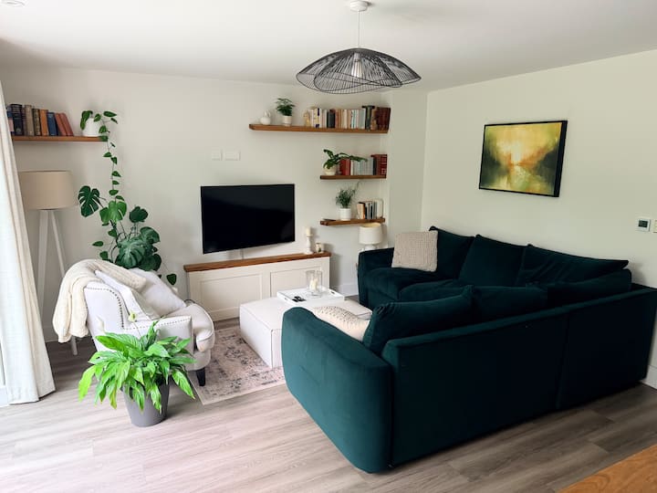 Home In West End - Woking