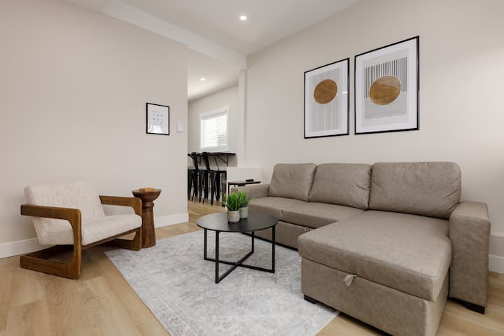 Modern Private Suite W/ Self Check-in & Parking - Abbotsford