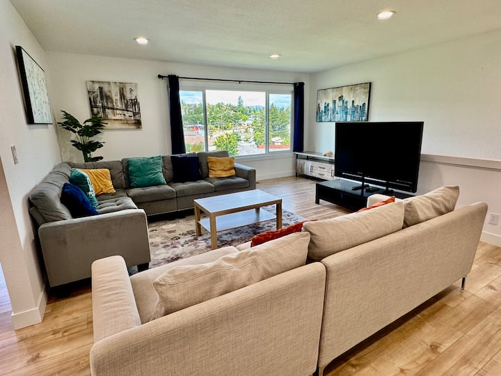 5br Home | Sleeps 13 | Spacious & Private - 샌리앤드로
