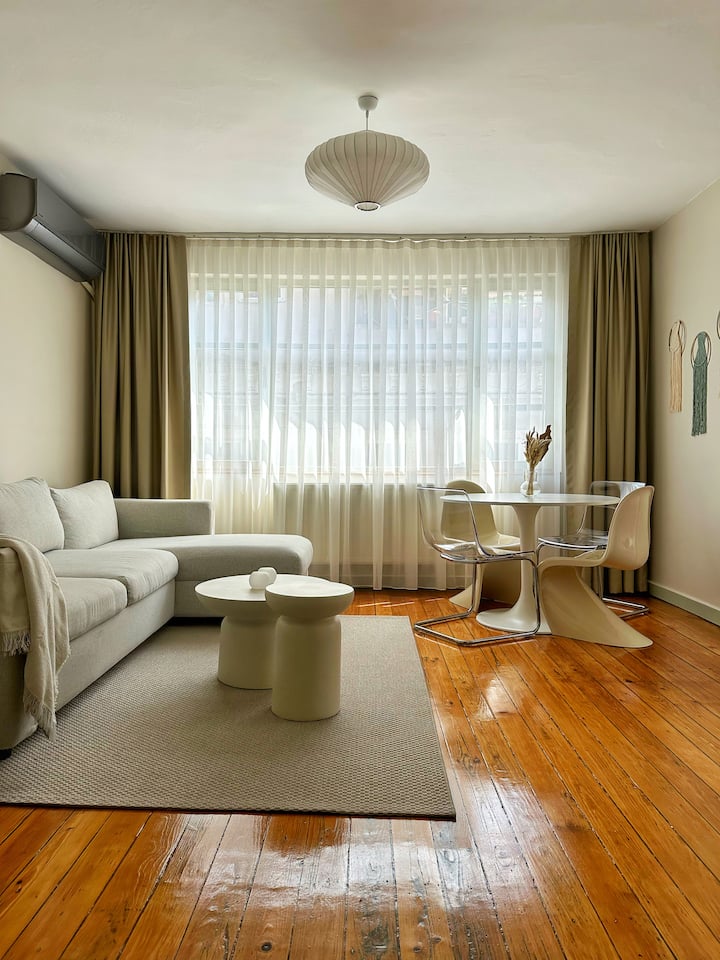 Historic Charm Meets Modern Comfort In Pera - Estambul