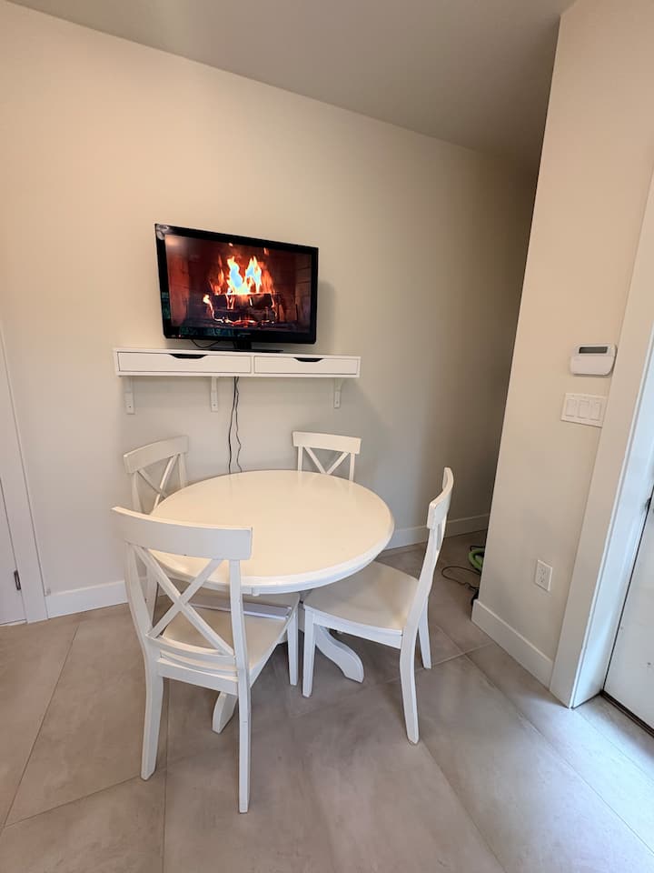 Peaceful Private Suite In Beautiful Home - New Westminster