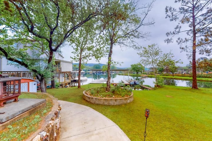 Wonderful 2br Lakefront | Dock | Patio | W/d - Kingsland, TX