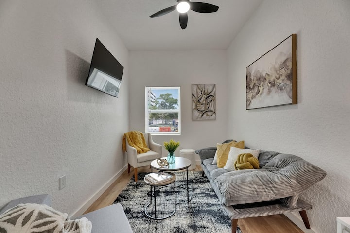 Downtown Updated 1/1 W/ King Bed, Mins To Beaches - ラーゴ, FL