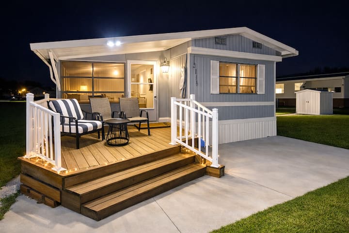 The Firefly-lit Family Front Porch Getaway - Inverness, FL