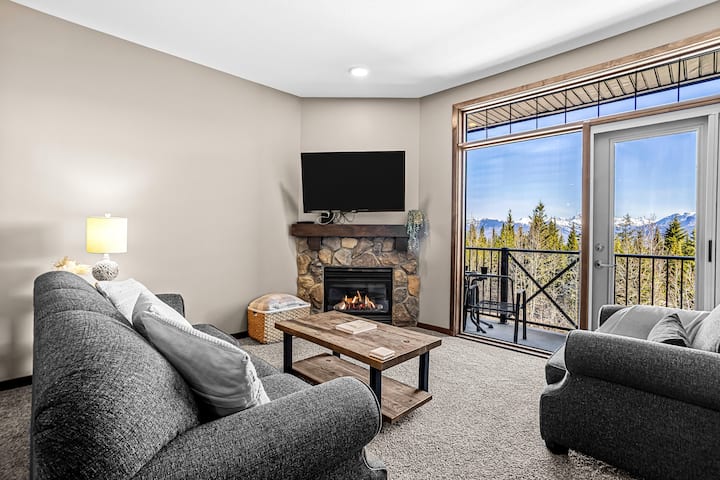 Luxe Ski-in/out Getaway | Sleeps 6 | Gym + Hot Tub - Golden