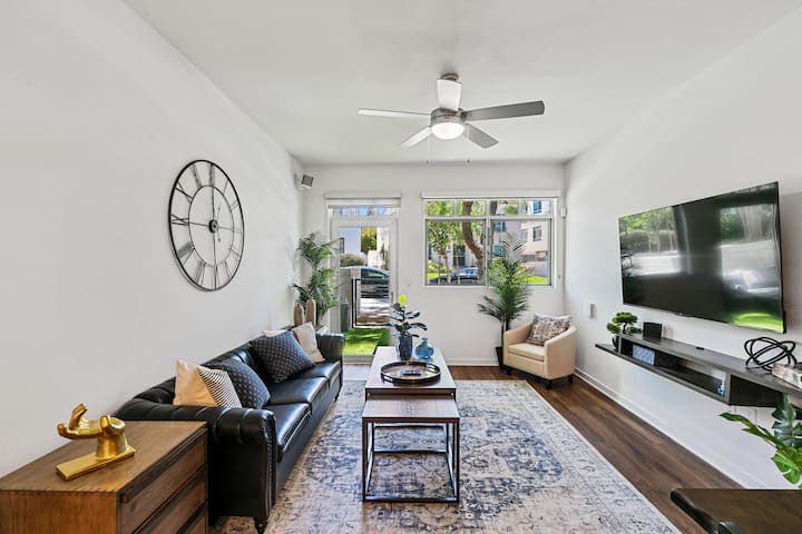 Stylish Nest By Lacma W/ Parking, Gym & Pool - Hollywood, CA