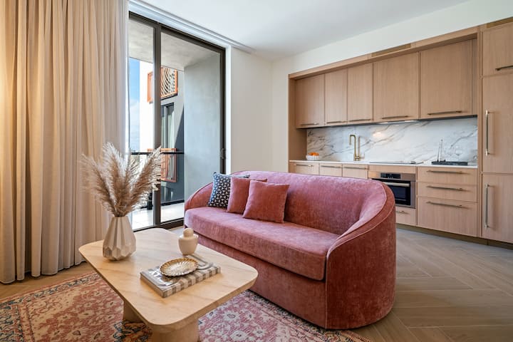 Stylish Studio | Balcony + Kitchen | Sleeps 4 - Miami, FL