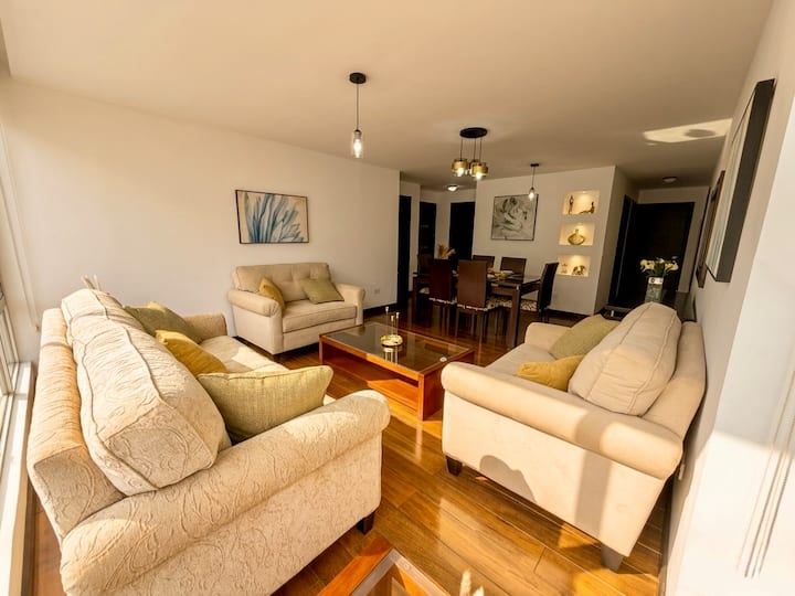 Spacious & Elegant With 2 Parking Near La Carolina - Quito