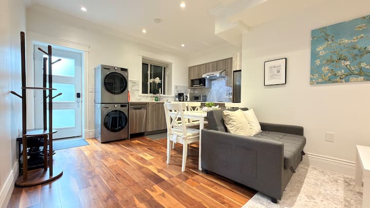 Bright & Cozy North Van Home | Free Parking - North Vancouver