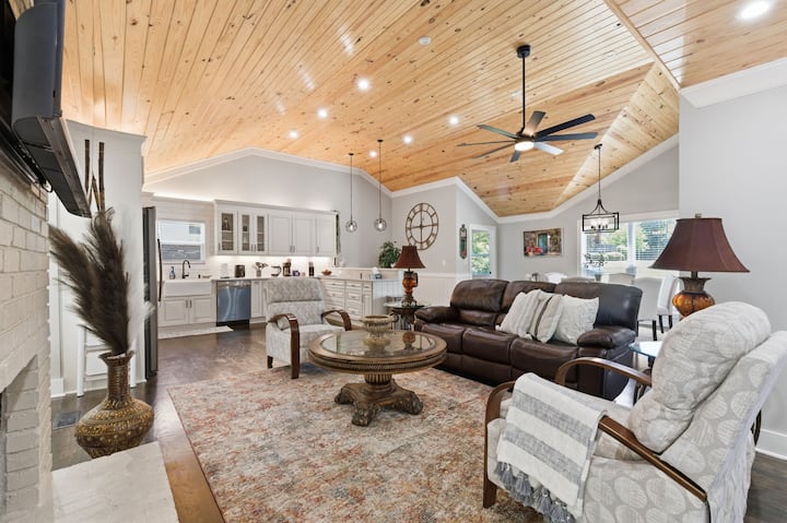Stylish Home In 
North Atlanta - Dunwoody, GA