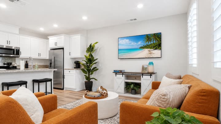 201 - Bright & Modern Valencia Townhome - Santa Clarita, CA
