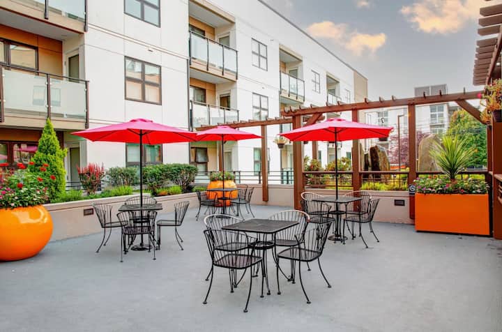 Stylish Combination Of 3 Hotel Suites W/ Breakfast - Seattle, WA