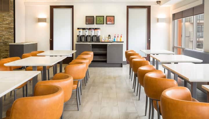 Stylish Combination Of 2 Hotel Suites W/ Breakfast - Seattle, WA