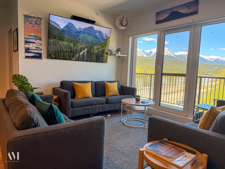 Stay & Après | Spacious Downtown Condo | Sleeps 7 - Golden