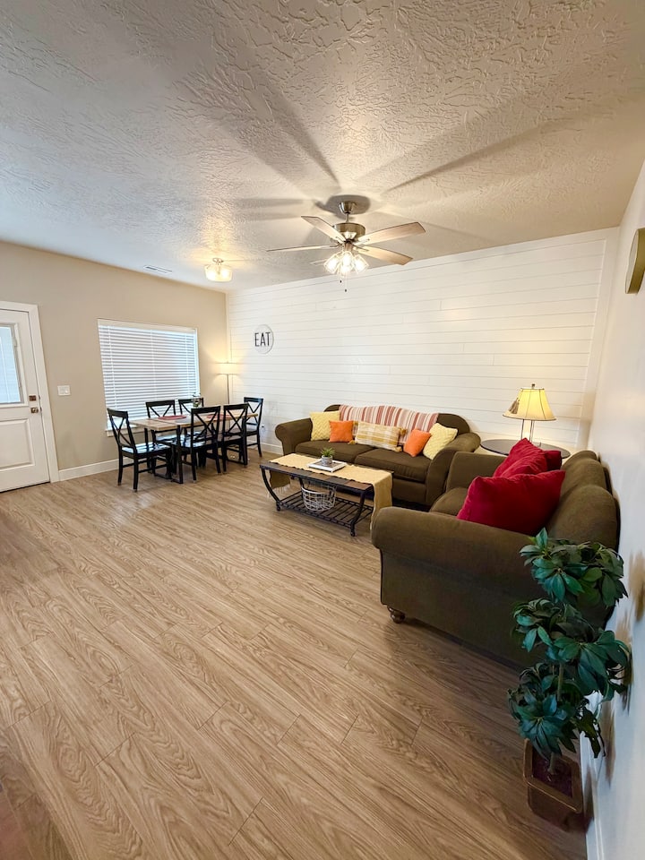 Cozy Bohemian Retreat Near Bryce, Zion & More! - Cedar City, UT