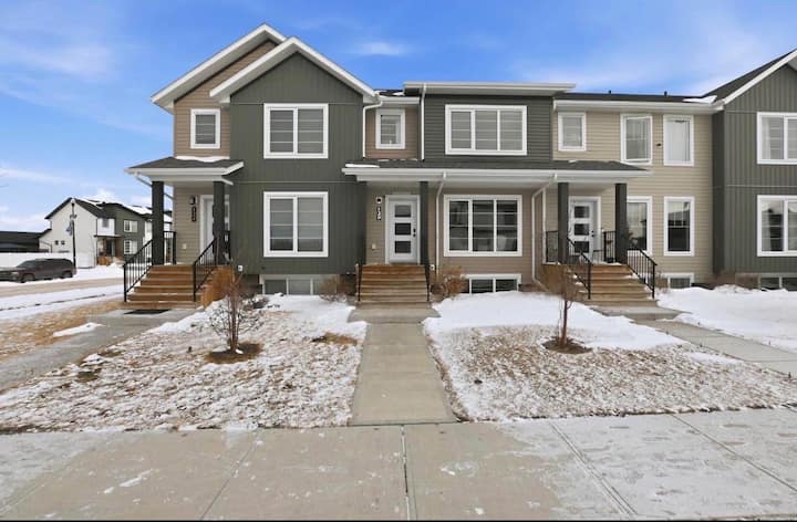 3 Bedrooms Brand New Townhouse - Red Deer