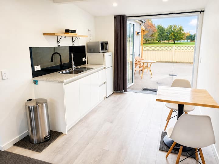 Modern Gound Floor Studio- Self Check In - Cromwell