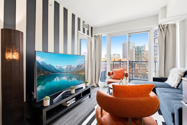 Vibrant Vista | 5 Mins To Dundas Square - Toronto