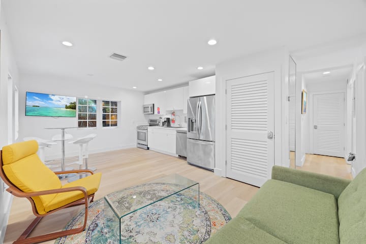 Best South Beach Miami Apt (Hosts Up To 12 Guests) - Miami Beach, FL