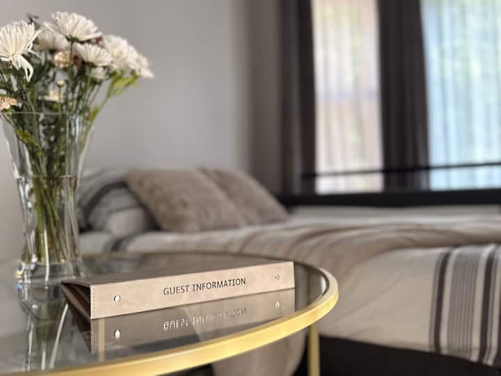 Modern 2 Br Retreat Steps From Family Park - North Center - Chicago
