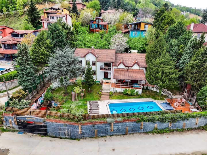 Panoramik Göl Manzaralı Büyük Havuzlu  Müstakil - Sapanca