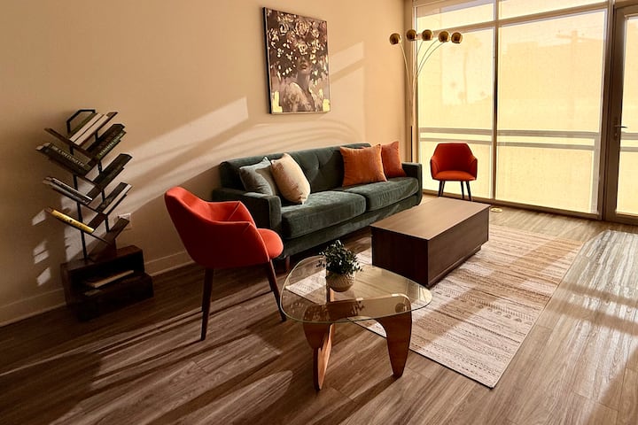 Modern Hollywood Retreat-free Parking-pool & Gym - West Hollywood, CA