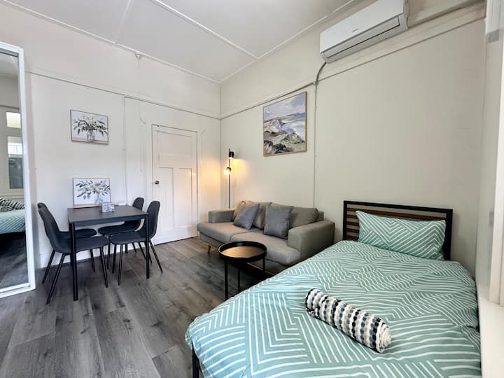 Central 4br Retreat, Walk To Merrylands Station - Auburn