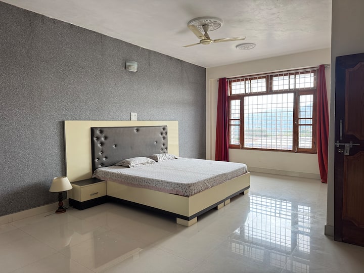 Big Room With Glass Hall - Barot