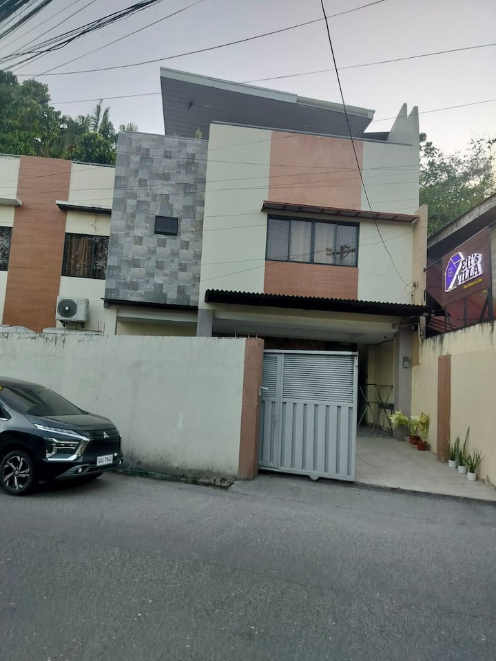 Eli's Villa Cozy And Spacious Uphill Home - Cebu
