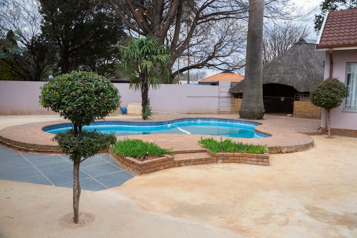 Afriquintus: Serene Stay Near Or Tambo Airport - Kempton Park
