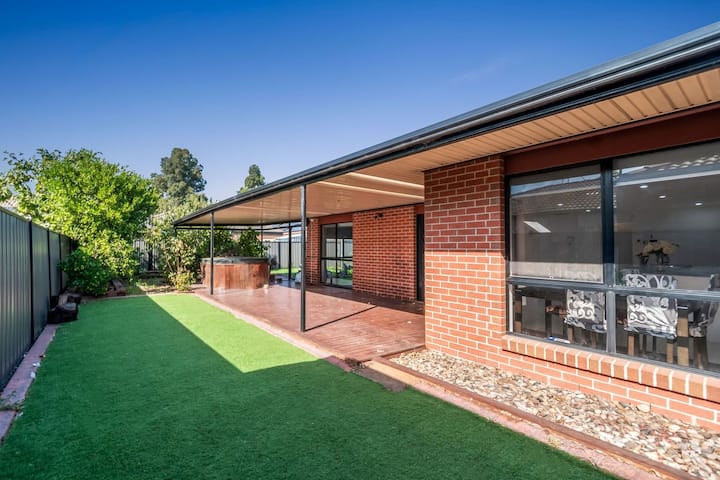 Spacious 4-bed Home W/ Private Jacuzzi In Tarneit - City of Wyndham