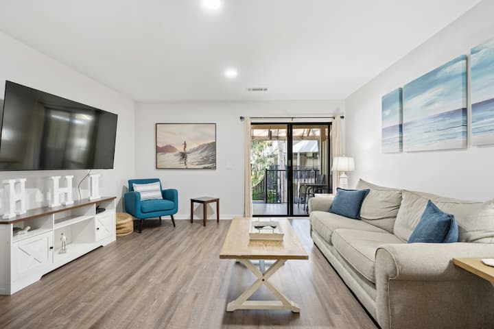 Remodel Condo Walk To Celebration Beach & Coligny! - Hilton Head Island, SC