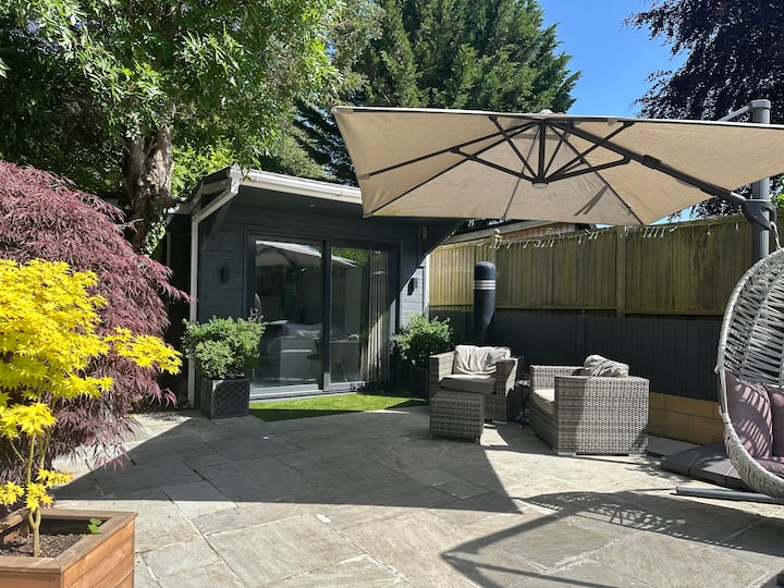 1 Bed Apartment Suitable For 2 Adults, Wi-fi - Bath