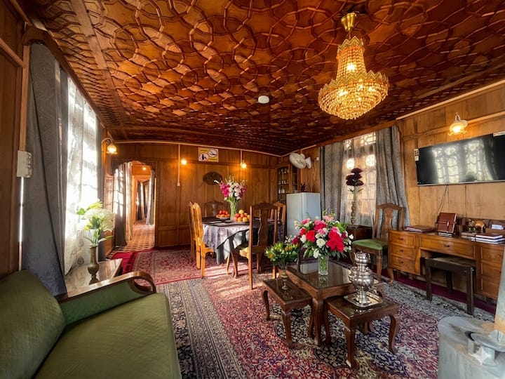 Lucky Kashmir Heritage Houseboat - Srinagar