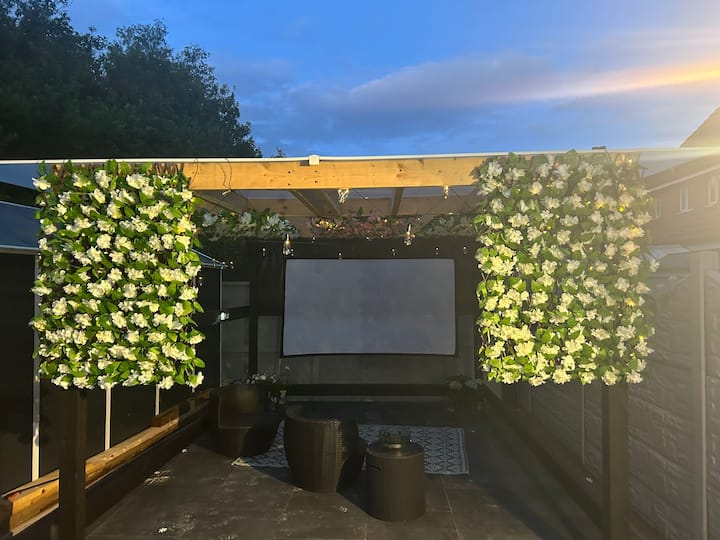 Cinema Room + Pergola | Sleeps 12 | Wolverhampton - Staffordshire