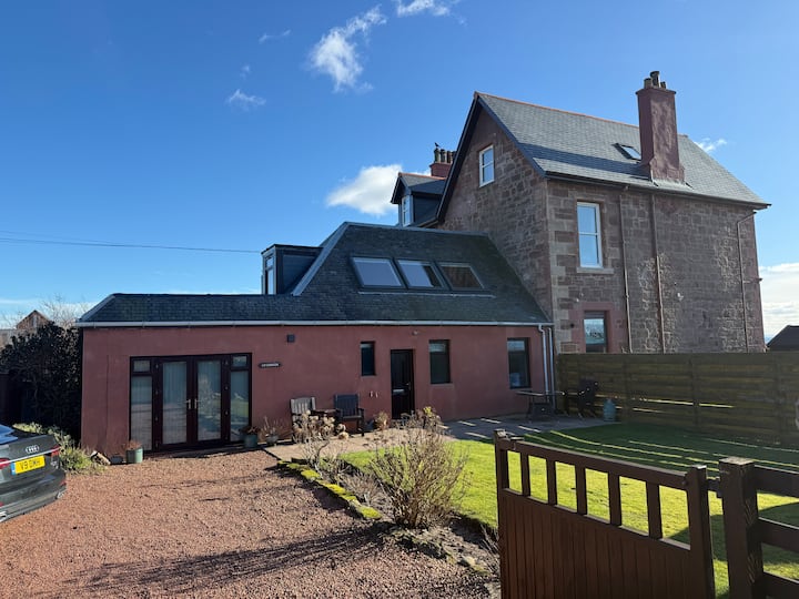 Seaside Cottage Overlooking The Golf Course - Ardrossan