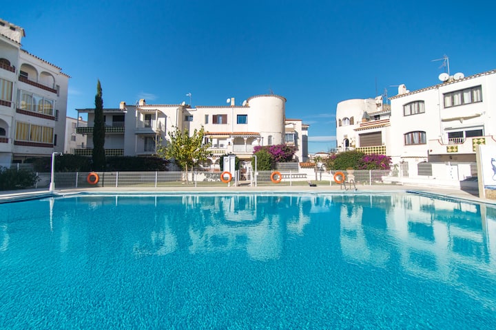 2br Apartment With Pool View, Wifi & Parking - Ampuriabrava