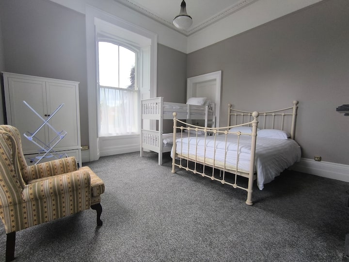 Eureka House Double & Single Bunk Bed Room (8) - Kells