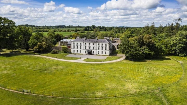 Gardener's Lodge, Group House, Sleeps 22, 68 Acres - Kells