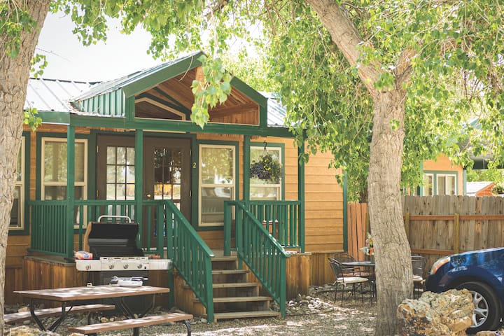 Deluxe Cabin/minifridge - Cody, WY