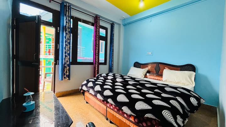 Nadaan Parindey Room | Cozy Workation Stay In Tosh - Tosh