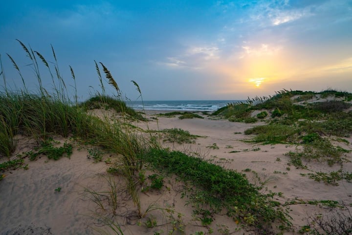Crystal Beach Gem: Steps To Sand & Sea Breeze - Crystal Beach, TX