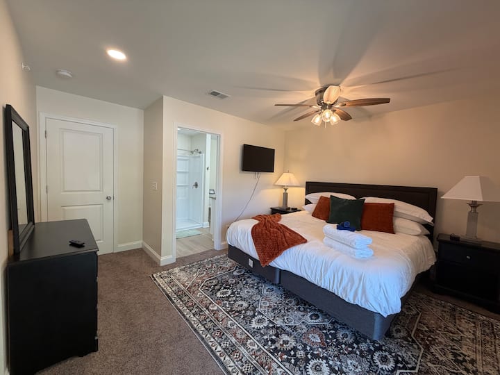 3br 2.5ba Fort Jackson | Fast Wifi + Parking - Columbia, SC