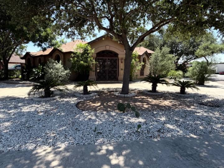 Summerwind Agave Oasis Retreat - Laredo, TX